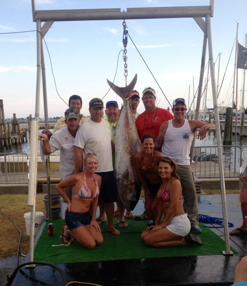 The Never Satisfied fishing crew with the 124-pound, 4-ounce new state ...